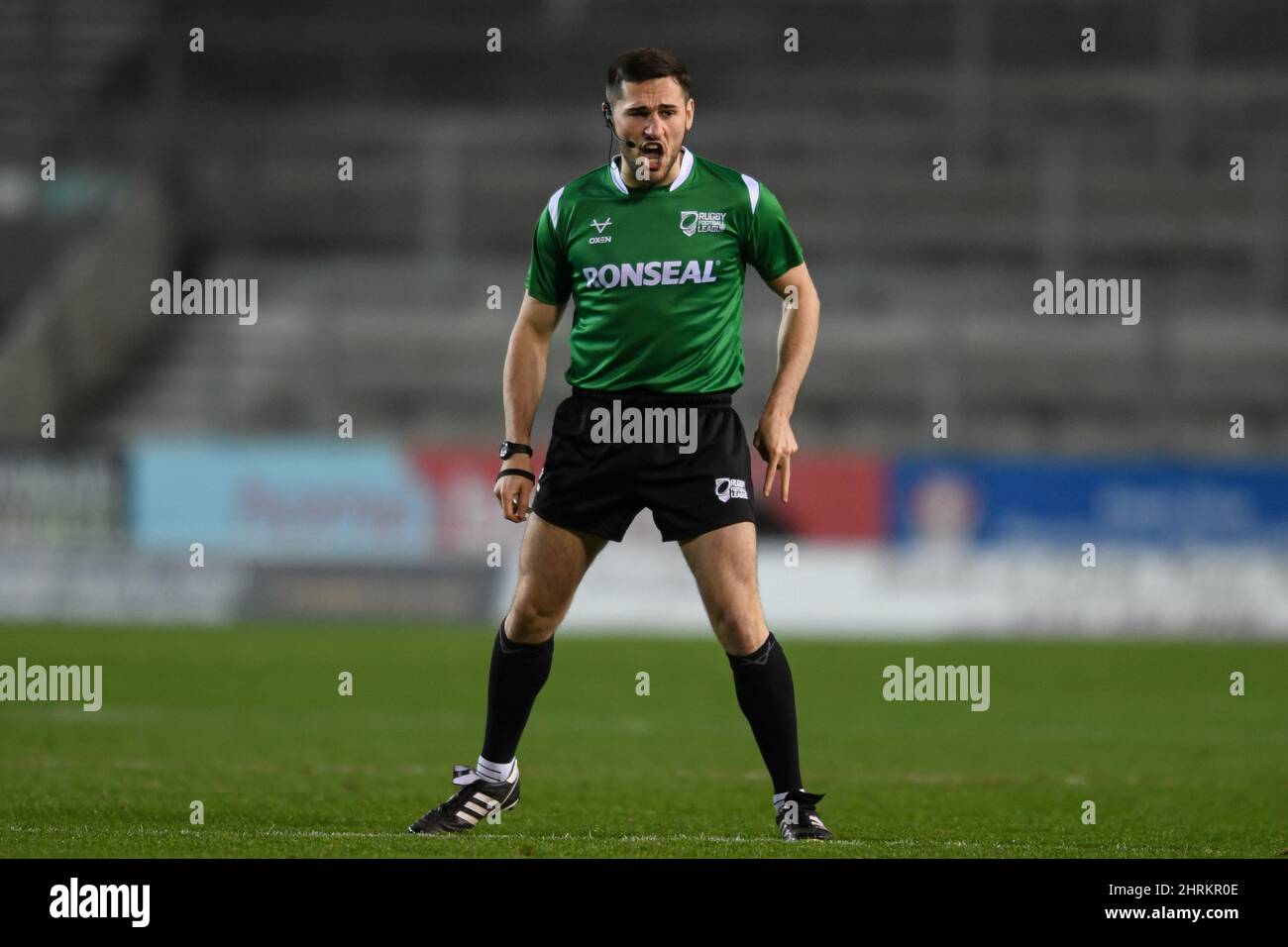 Referee Aaron Moore gives instructions during the game Stock Photo - Alamy