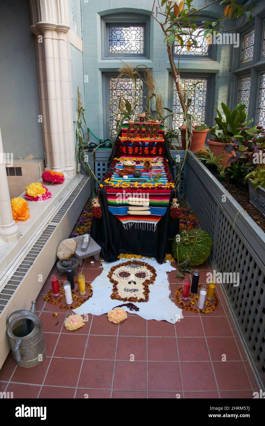 Altar ofrenda hi-res stock photography and images - Alamy