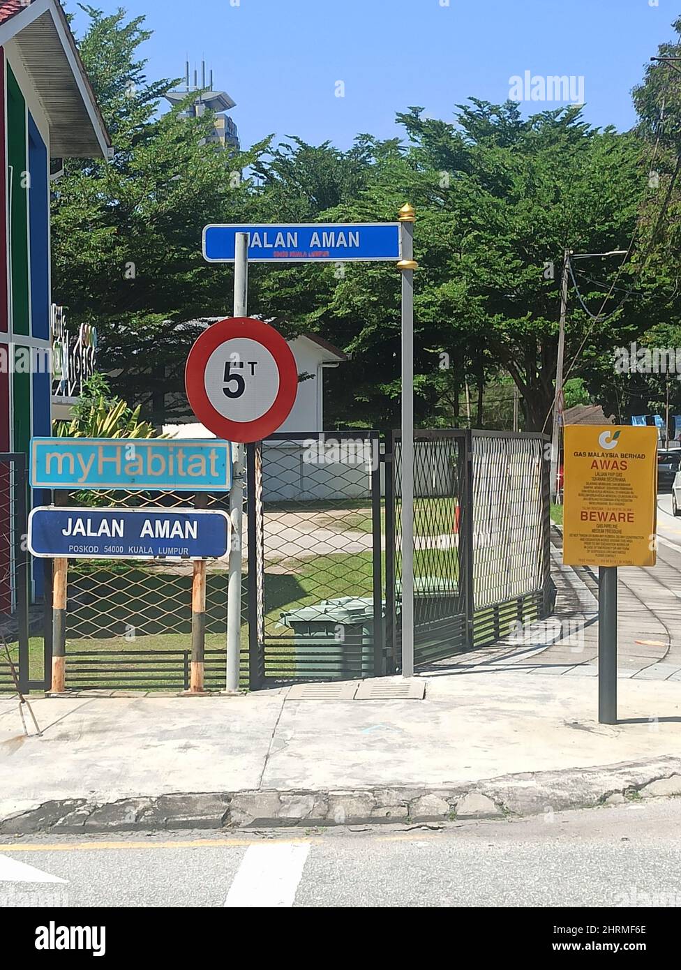 Load limit traffic sign on the road Stock Photo - Alamy