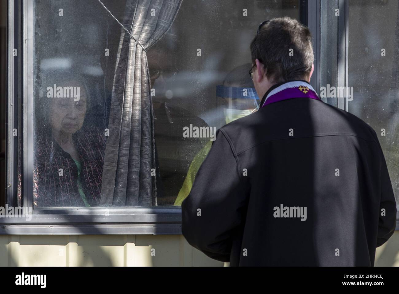 Father David Sherry offers a blessing and absolution to a COVID-19 ...