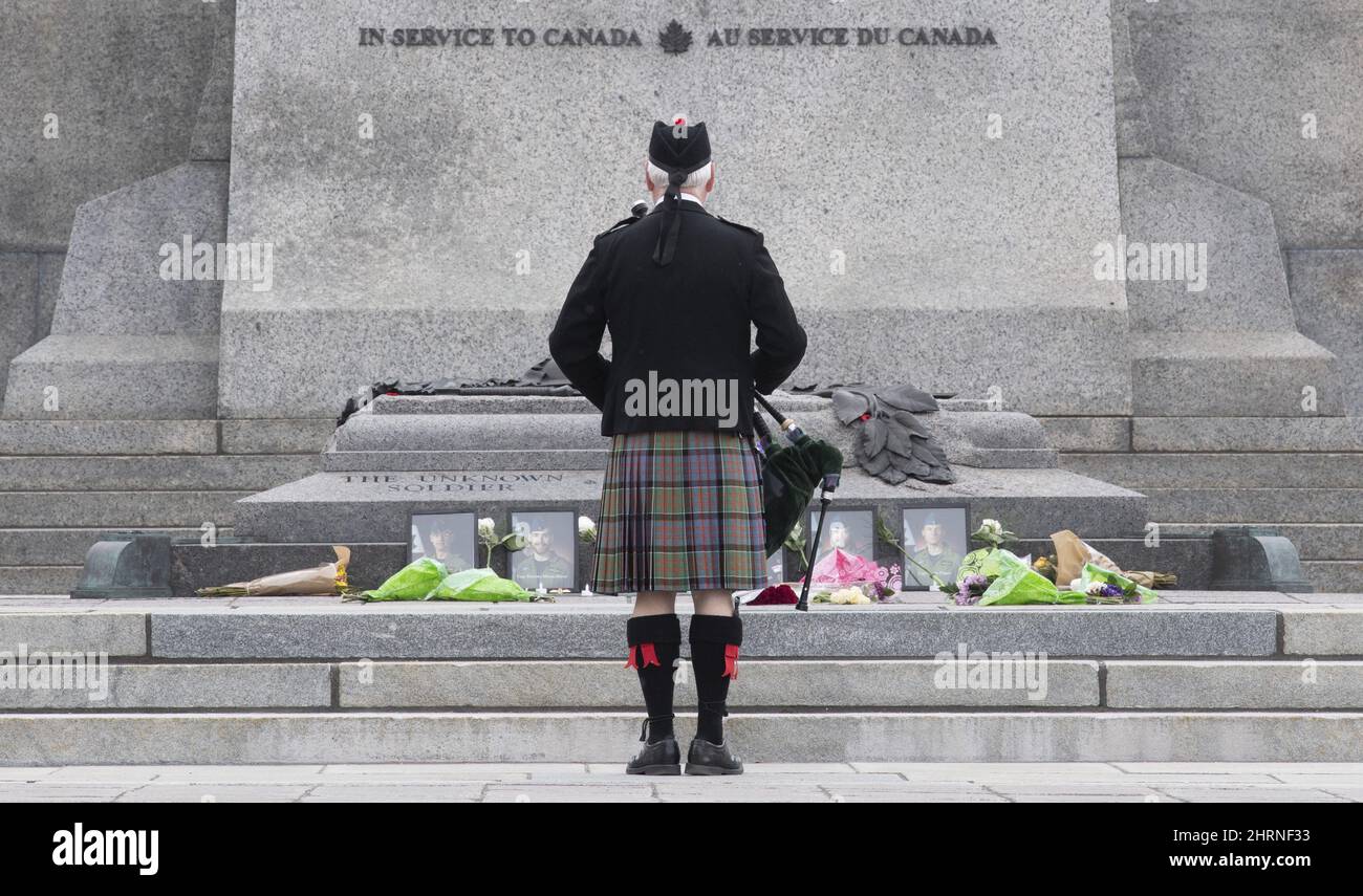 Piper Donald Macdonald stands in front of the Tomb of the Unknown ...