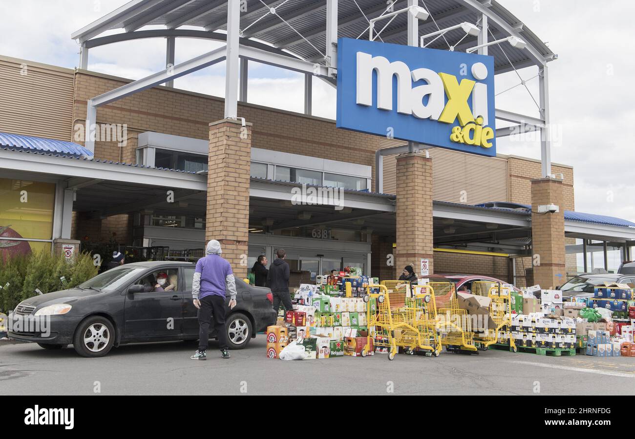 People drop off their recyclable bottles and cans at a Maxi grocery ...
