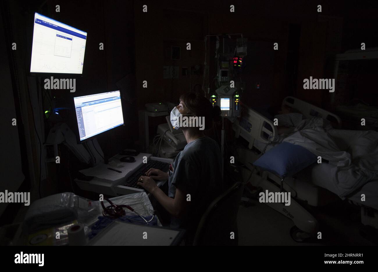 Overnight nurse Stephanie Bamforth monitors Kate Chong's contractions ...