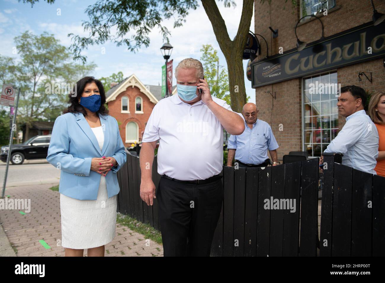 Ontario Premier Doug Ford visits Cuchulainn's Irish Pub in Mississauga ...