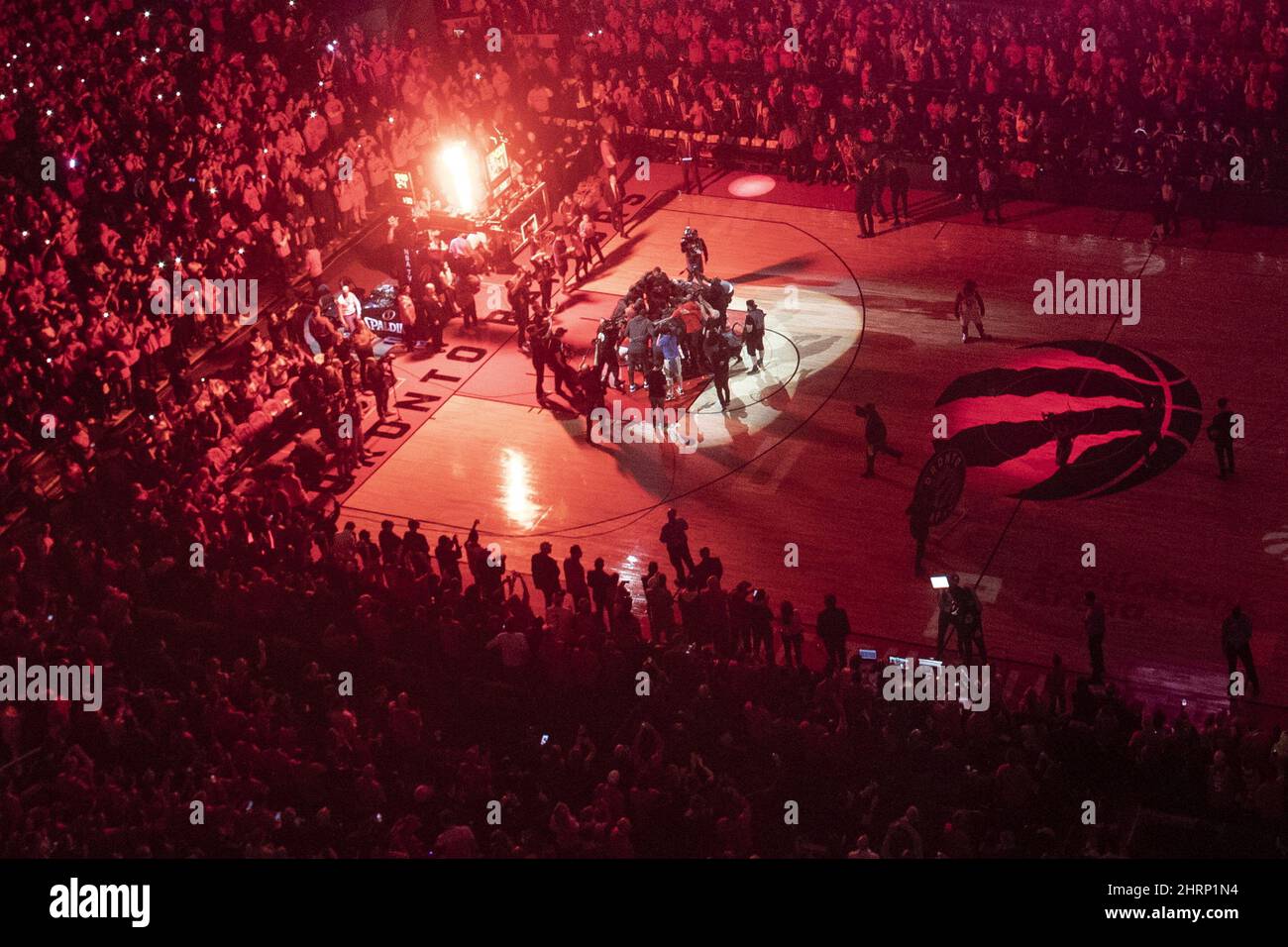 Basketball players in huddle hi-res stock photography and images - Alamy