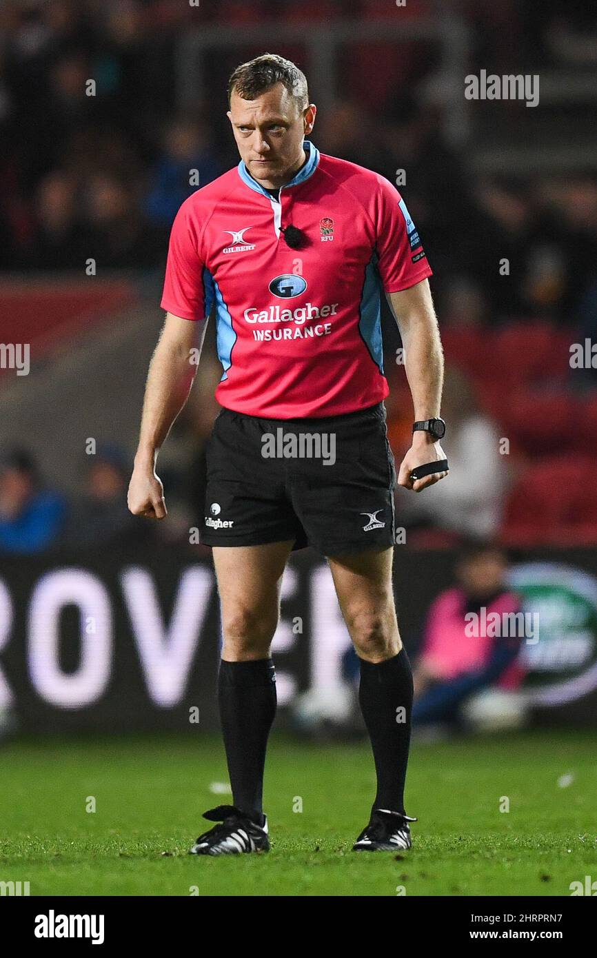 referee , Matthew Carley during the game Stock Photo - Alamy