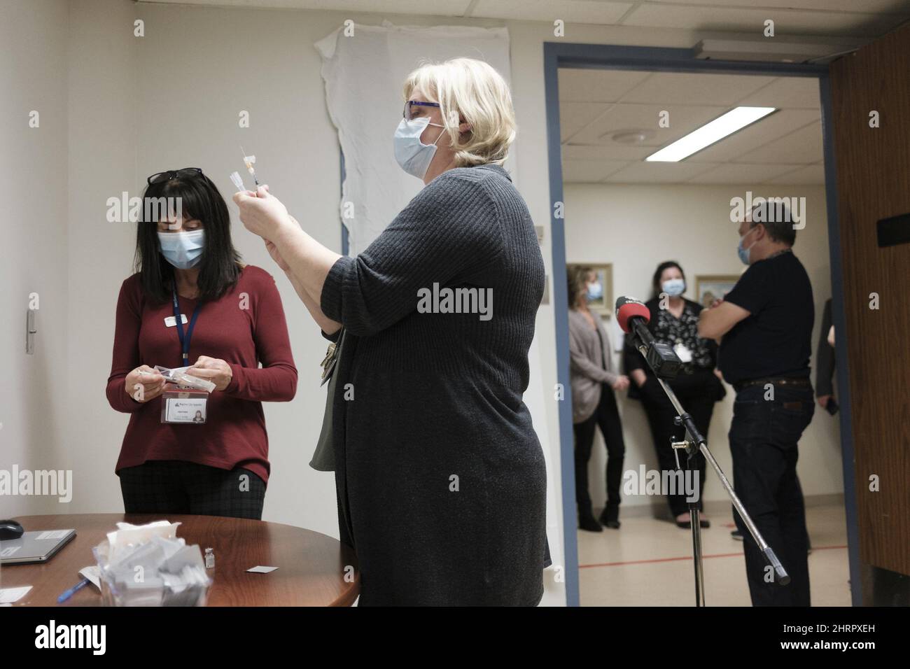 Nurses Heather Witzel-Garnhum and Debbie Frier, from left, prepare ...