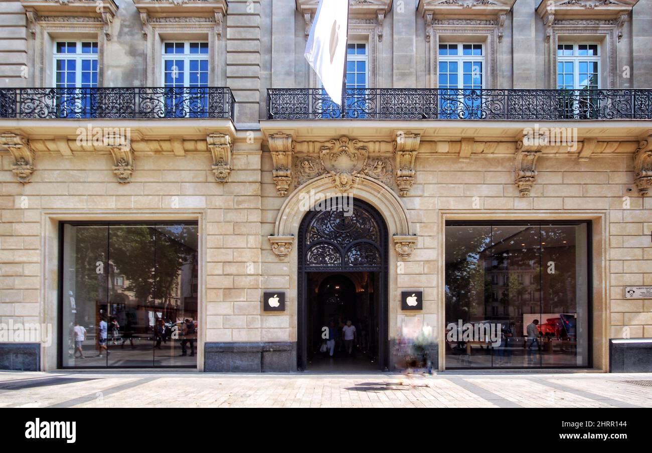 Apple Store facade in Paris, France Stock Photo - Alamy