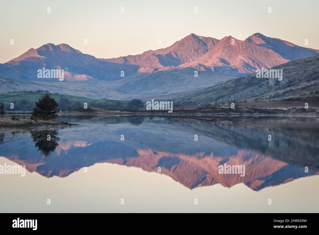 Snowdon horseshoe sunset hi-res stock photography and images - Alamy