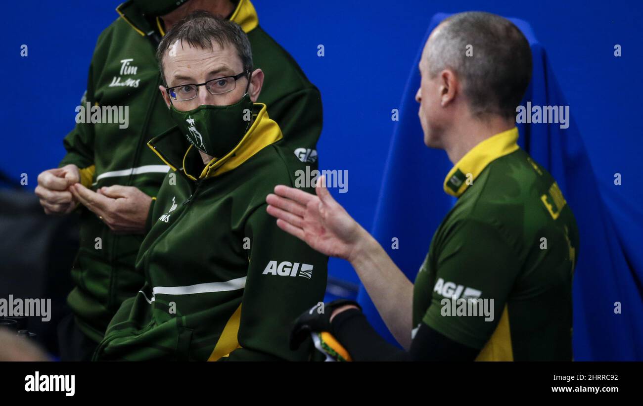 Team Northern Ontario alternate Lee Toner, centre, chats with second E ...