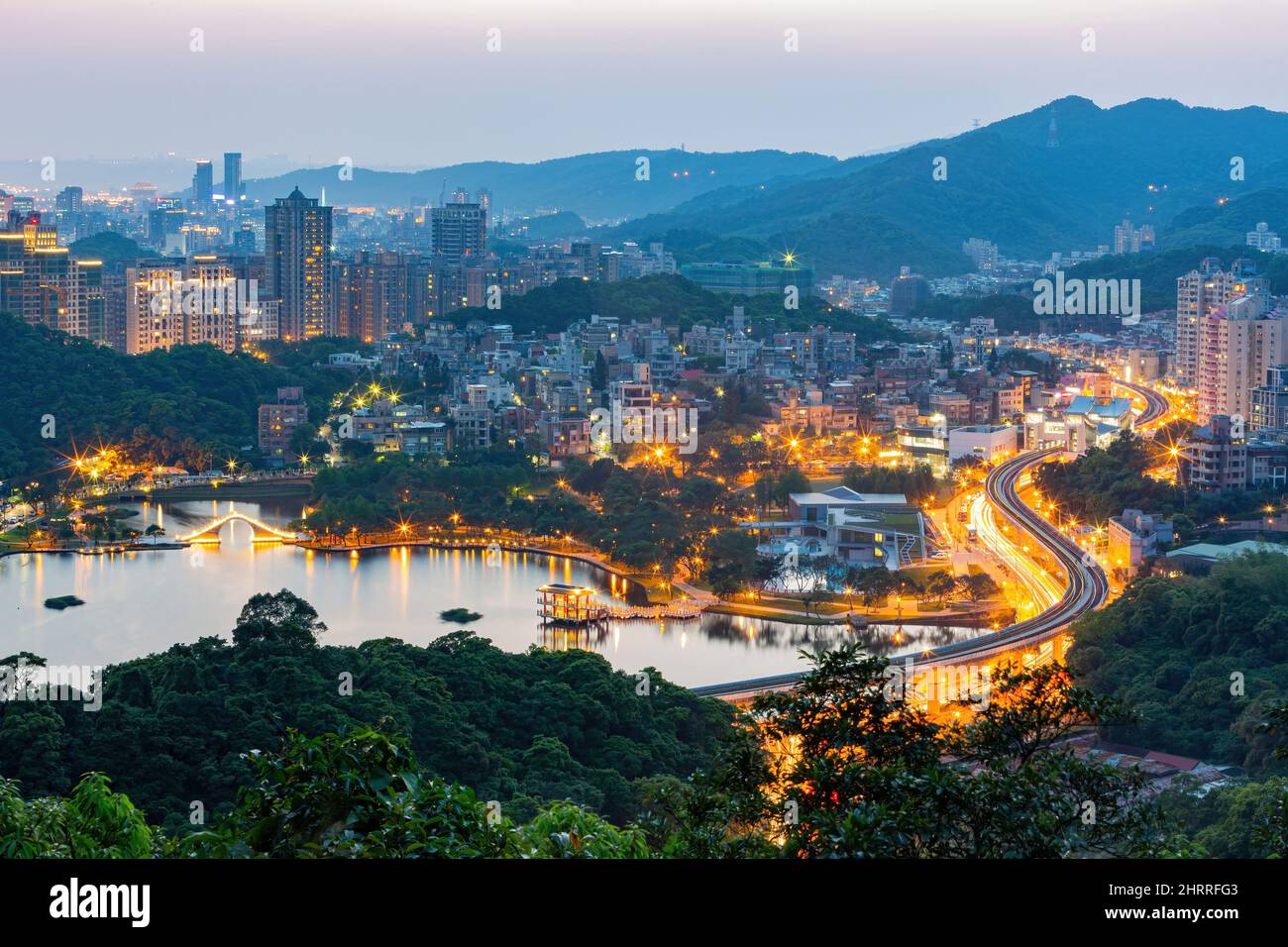 Night aerial view of the beautiful Arch Bridge at Taipei, Taiwan Stock ...