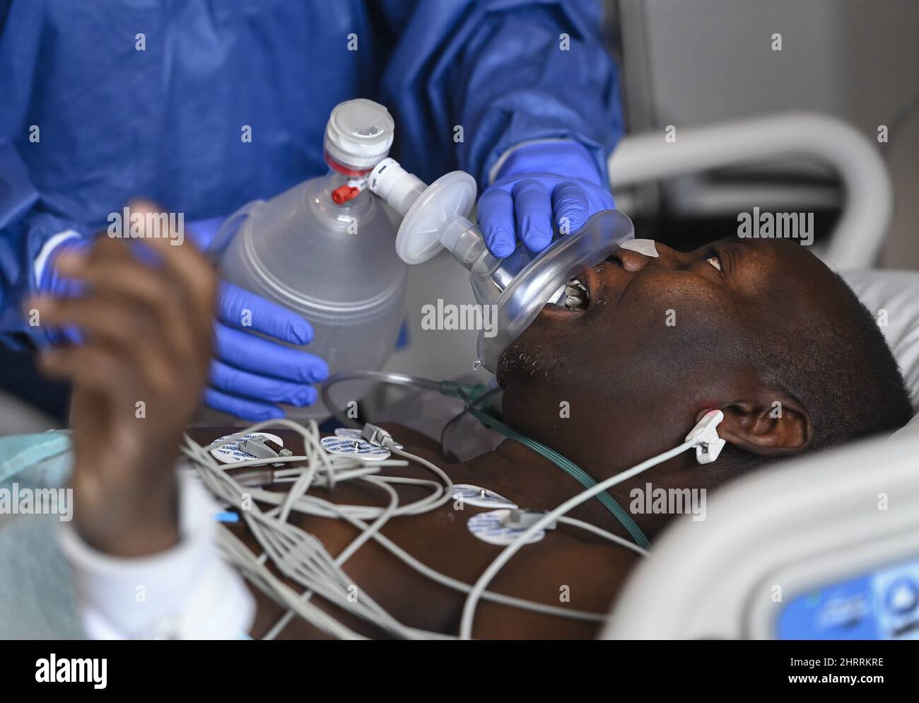 A 60-year-old COVID-19 patient fights for his life, desperately gasping ...