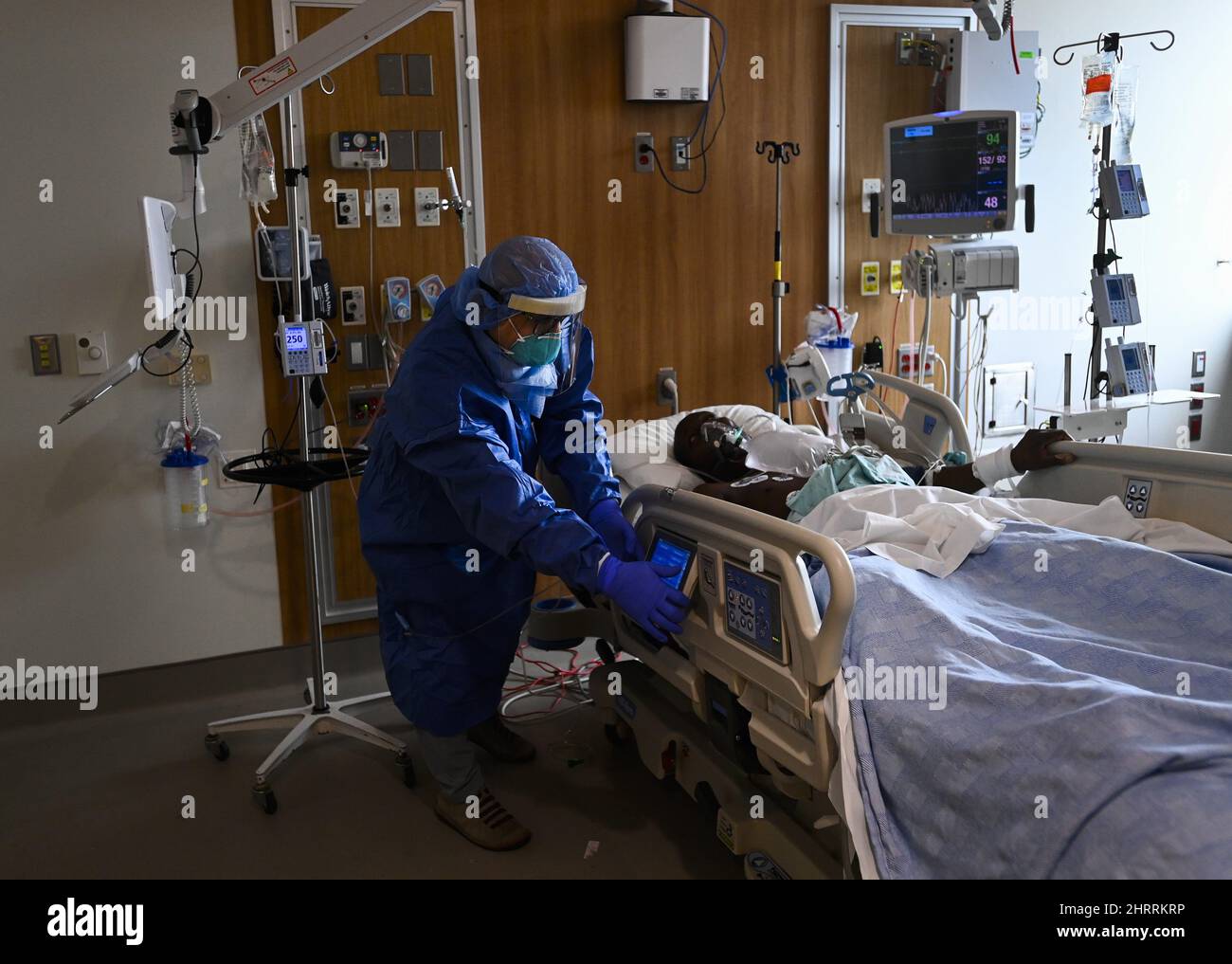 A 60-year-old COVID-19 patient fights for his life, desperately gasping ...