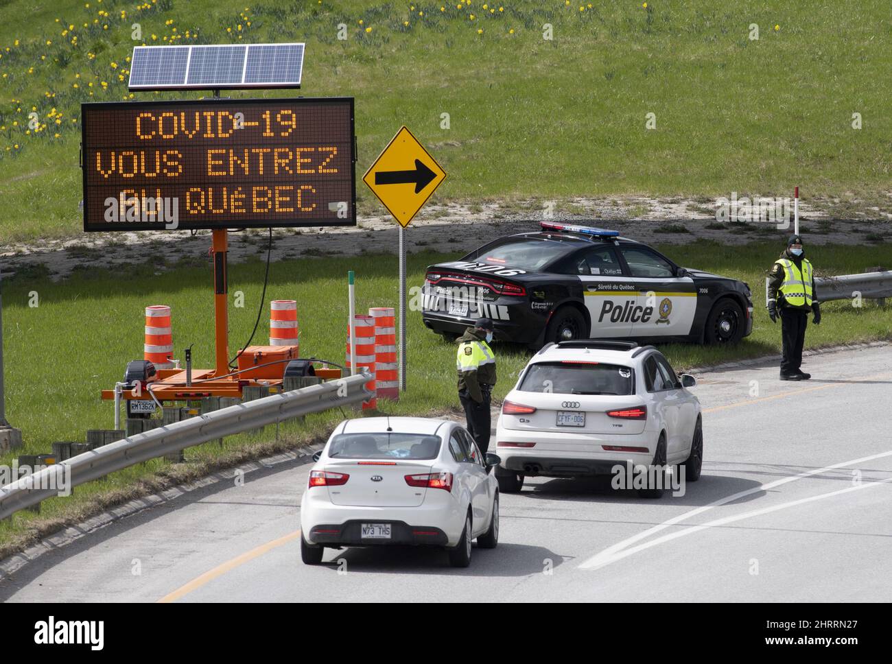 Members of the Quebec provincial police stop motorists as they enter ...