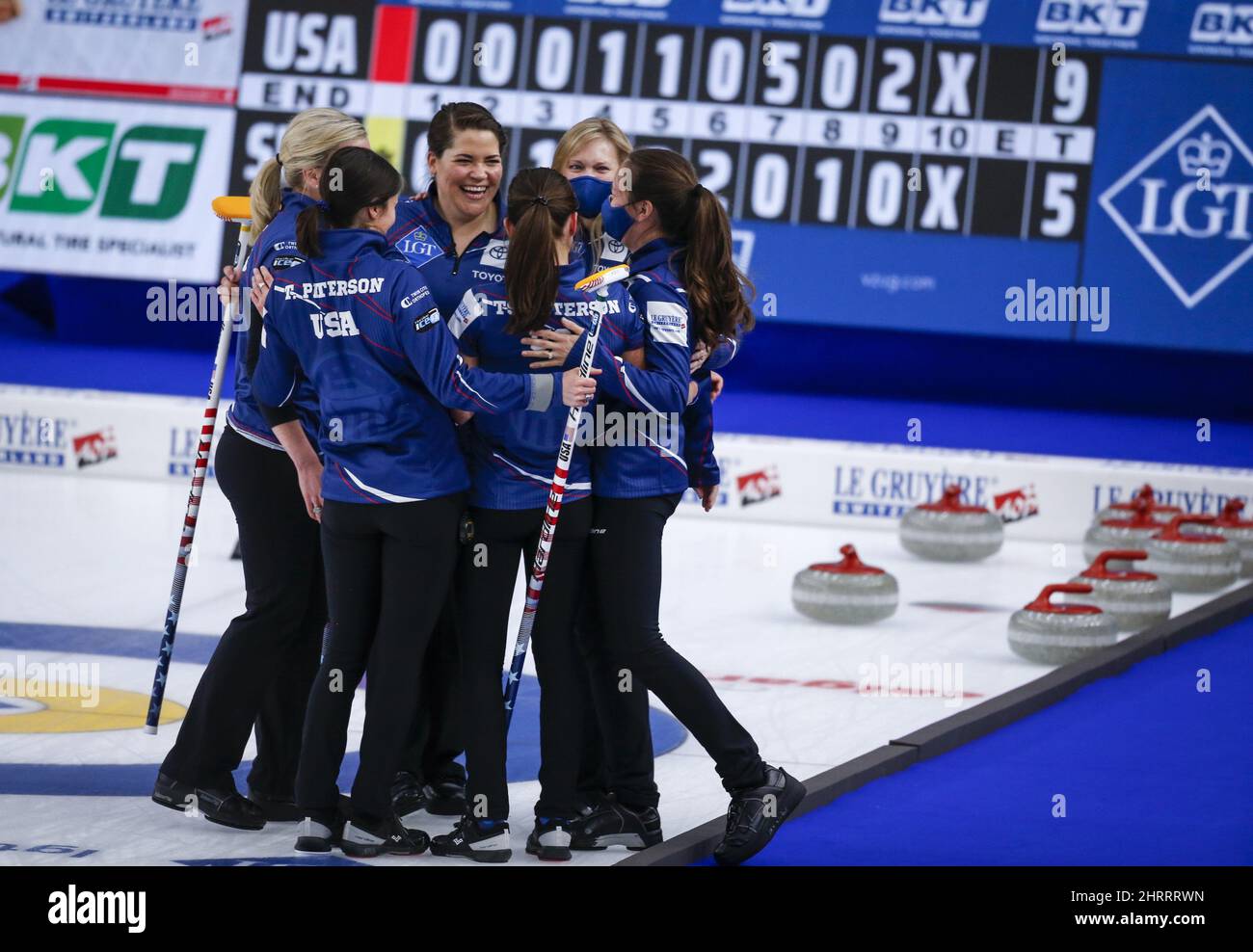 United States second Becca Hamilton, centre, celebrates with her ...