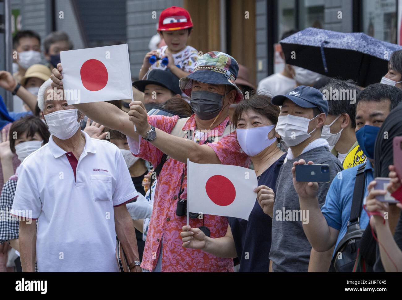 Huge crowds of spectators line the course of the Menâ€™s Cycling Road ...