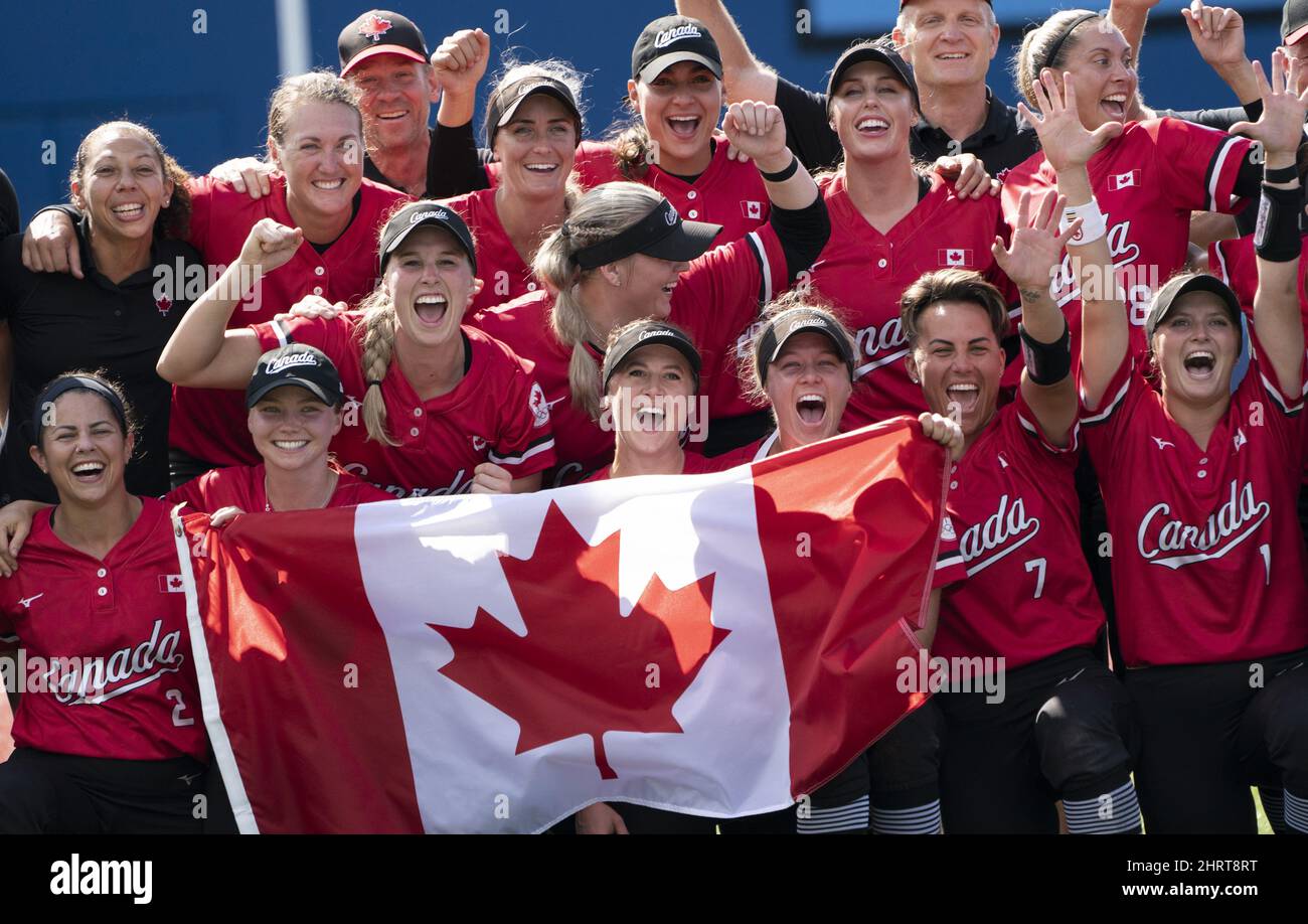 Canadaâ€™s womenâ€™s softball team pose for a photo with the Canadian ...