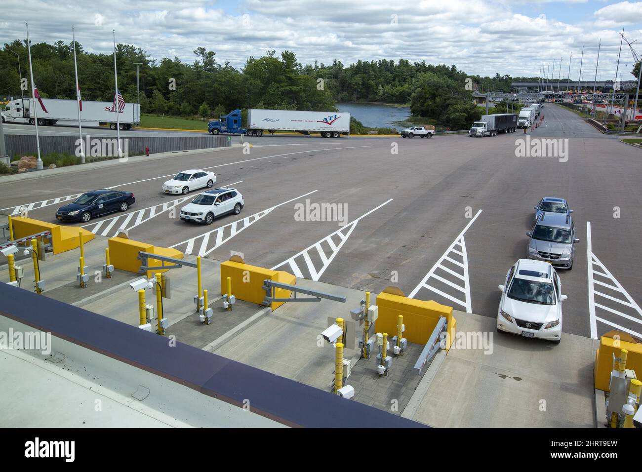 Cars crossing us canada border hi-res stock photography and images - Alamy