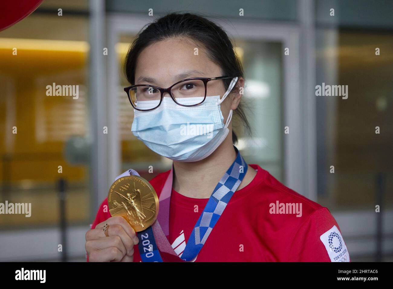 Maggie Mac Neil shows her gold medal at Toronto's Pearson Airport she ...