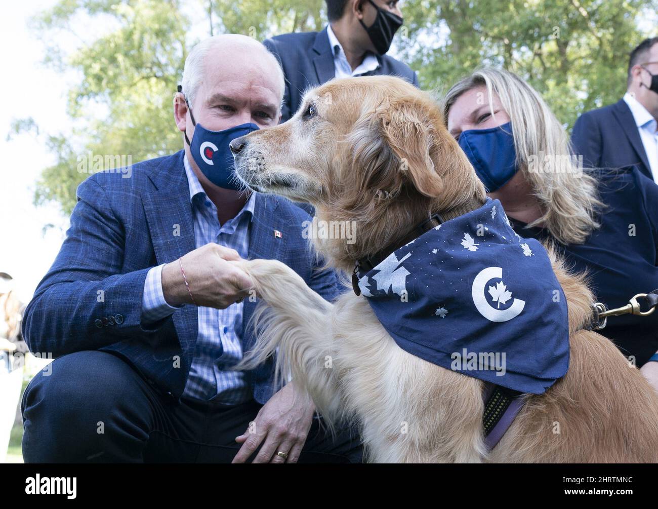 Conservative Leader Erin O'Toole and Rebecca Oâ€™Toole stop and play ...