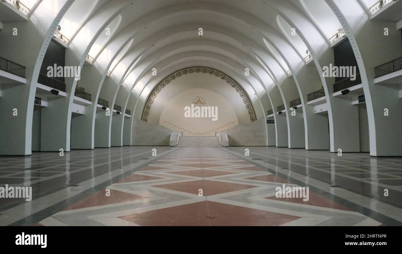 Inside shot of a subway station Stock Photo - Alamy