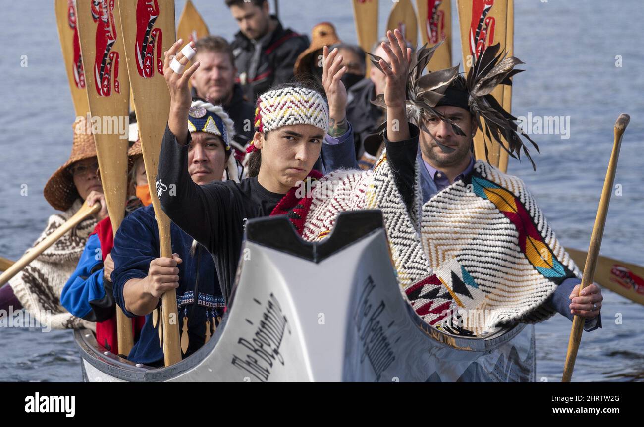 Paddlers from the Tsleil-Waututh Nation arrive by traditional canoe to ...