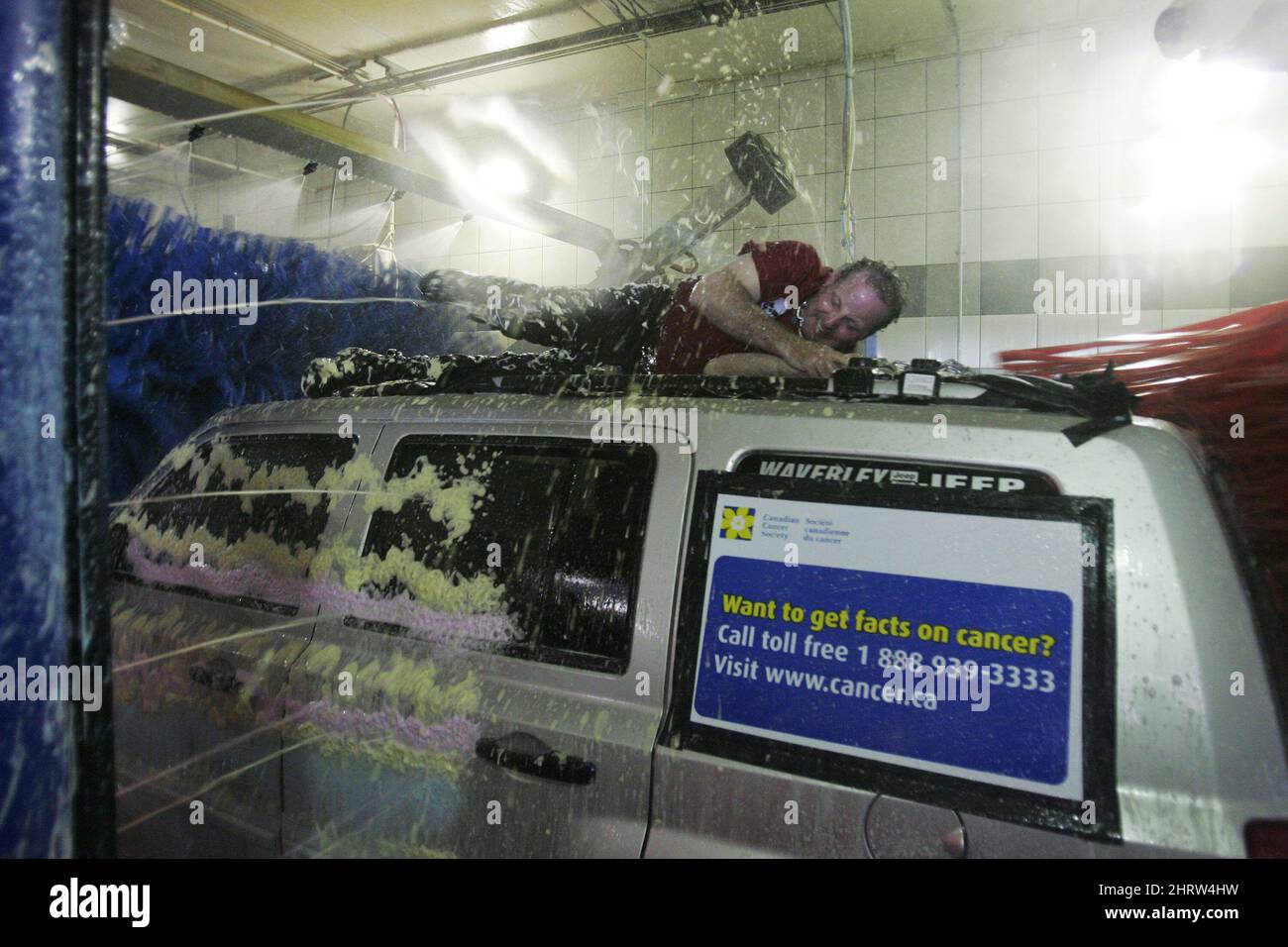 Escape artist Dean Gunnarson works at freeing himself from the roof of ...