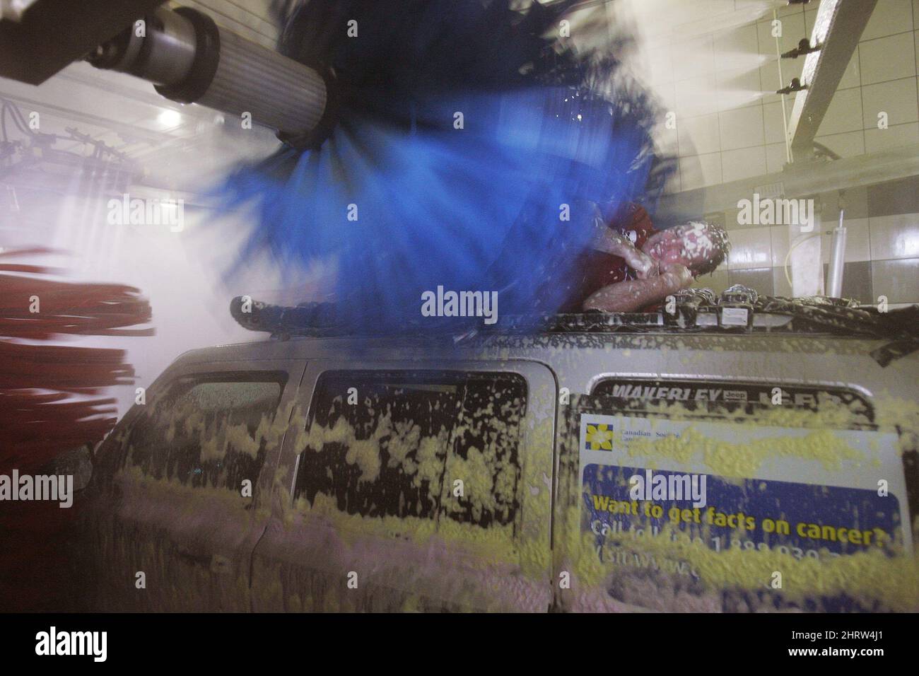 Escape artist Dean Gunnarson works at freeing himself from the roof of ...