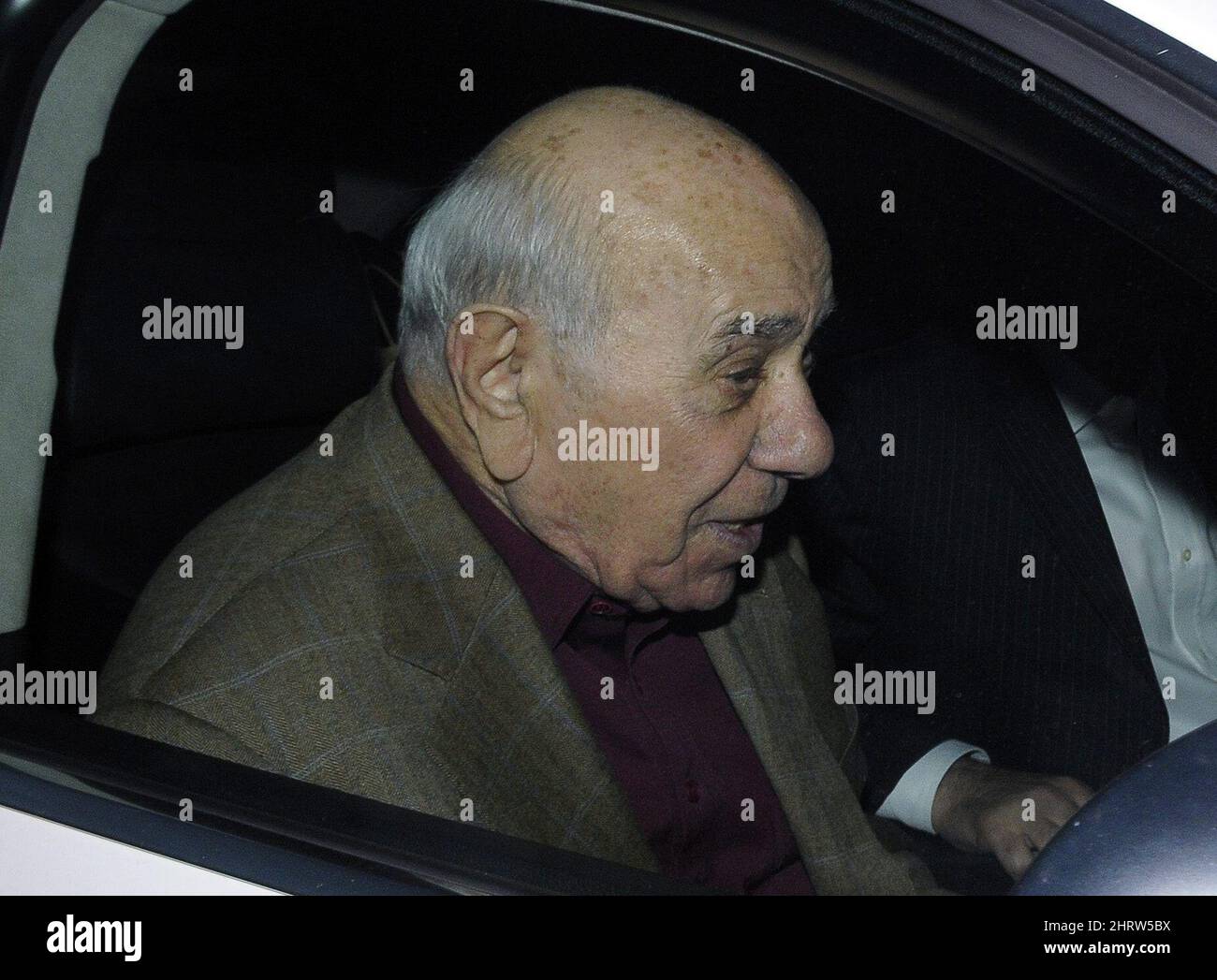 Convicted Montreal crime boss Nicolo Rizzuto leaves a Montreal prison ...