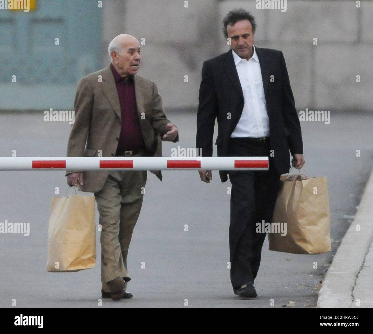 Convicted Montreal crime boss Nicolo Rizzuto leaves a Montreal prison ...