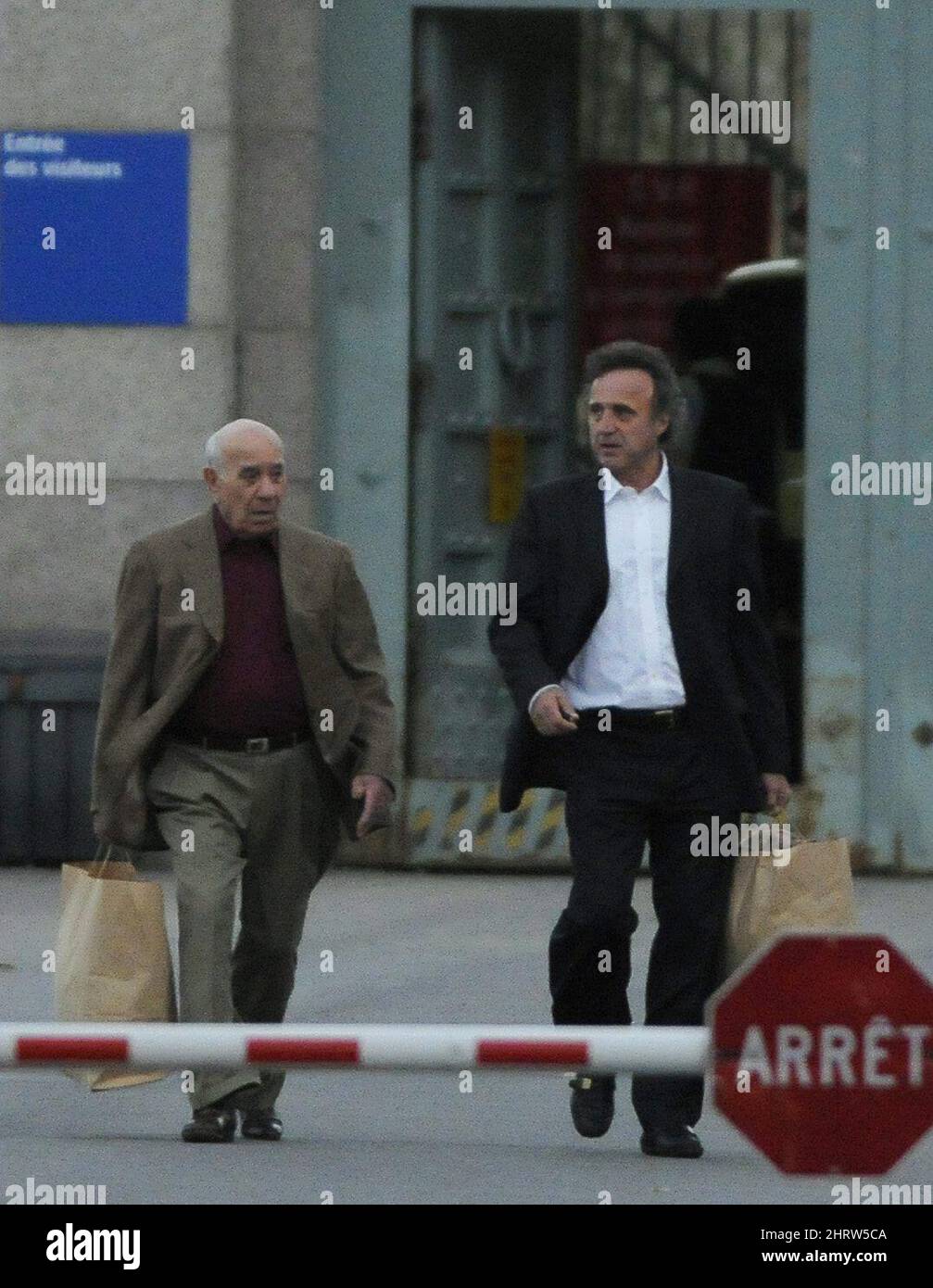 Convicted Montreal crime boss Nicolo Rizzuto leaves a Montreal prison ...