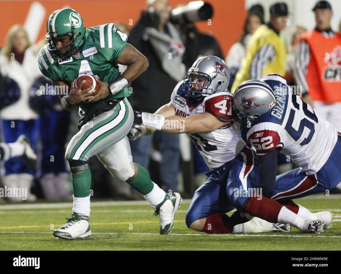 Saskatchewan Roughriders quarterback Darian Durant runs for a touchdown ...