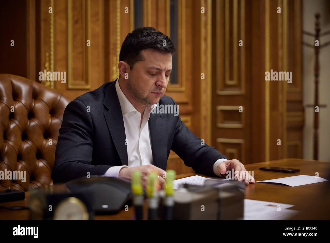 Ukranian President Volodymyr Zelenskyy prepares for Russian invasion ...