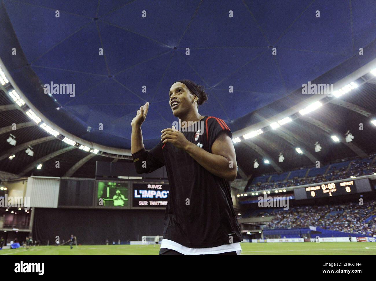 AC Milan's Ronaldinho waves to the crowd prior to Milan's exhibition ...