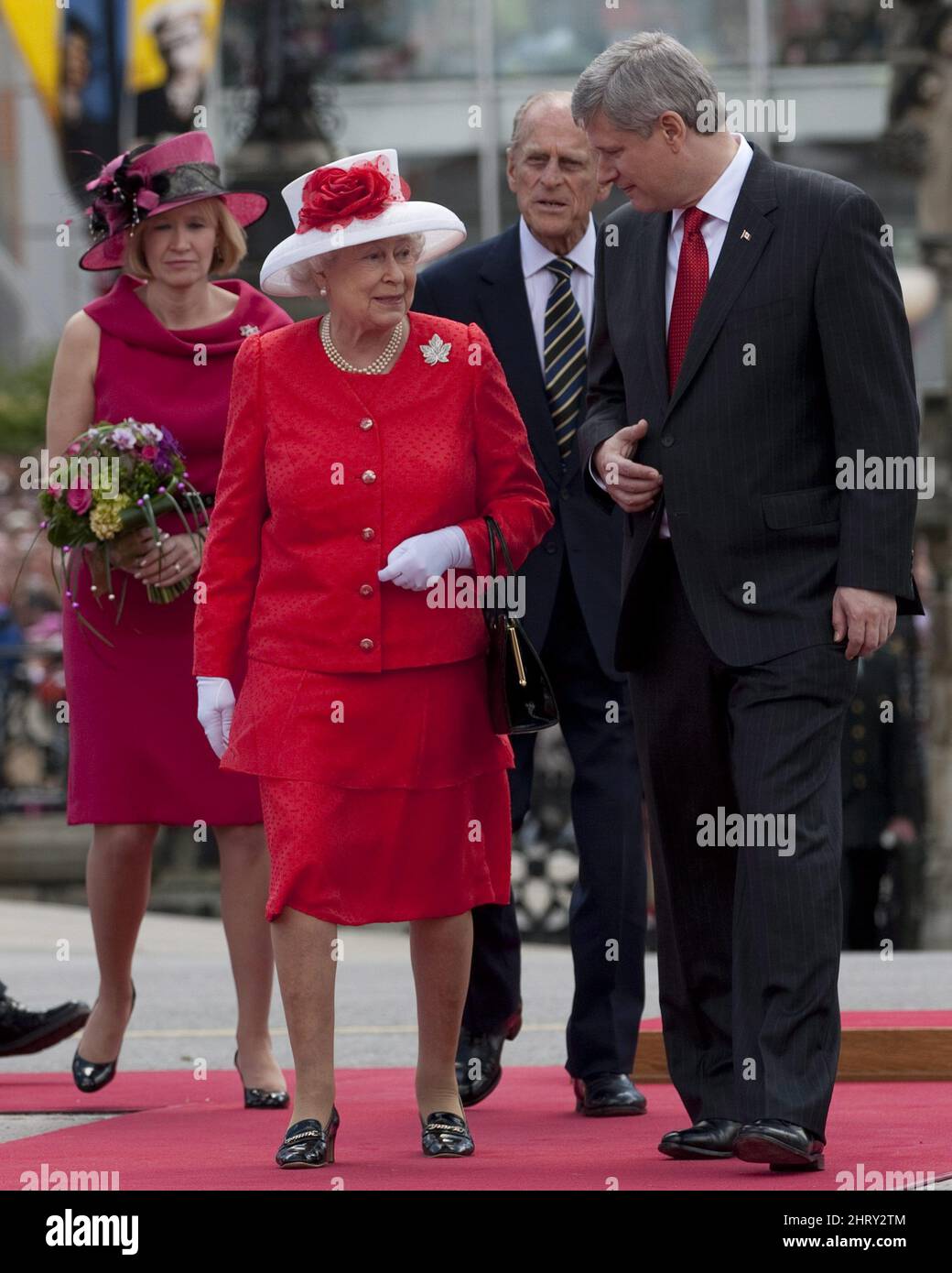 Queen Elizabeth walks with Canadian Prime Minister Stephen Harper ...