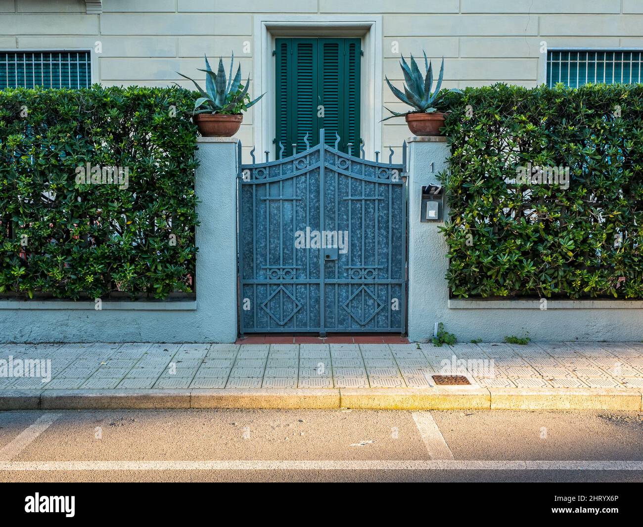 Closed clapper hi-res stock photography and images - Alamy