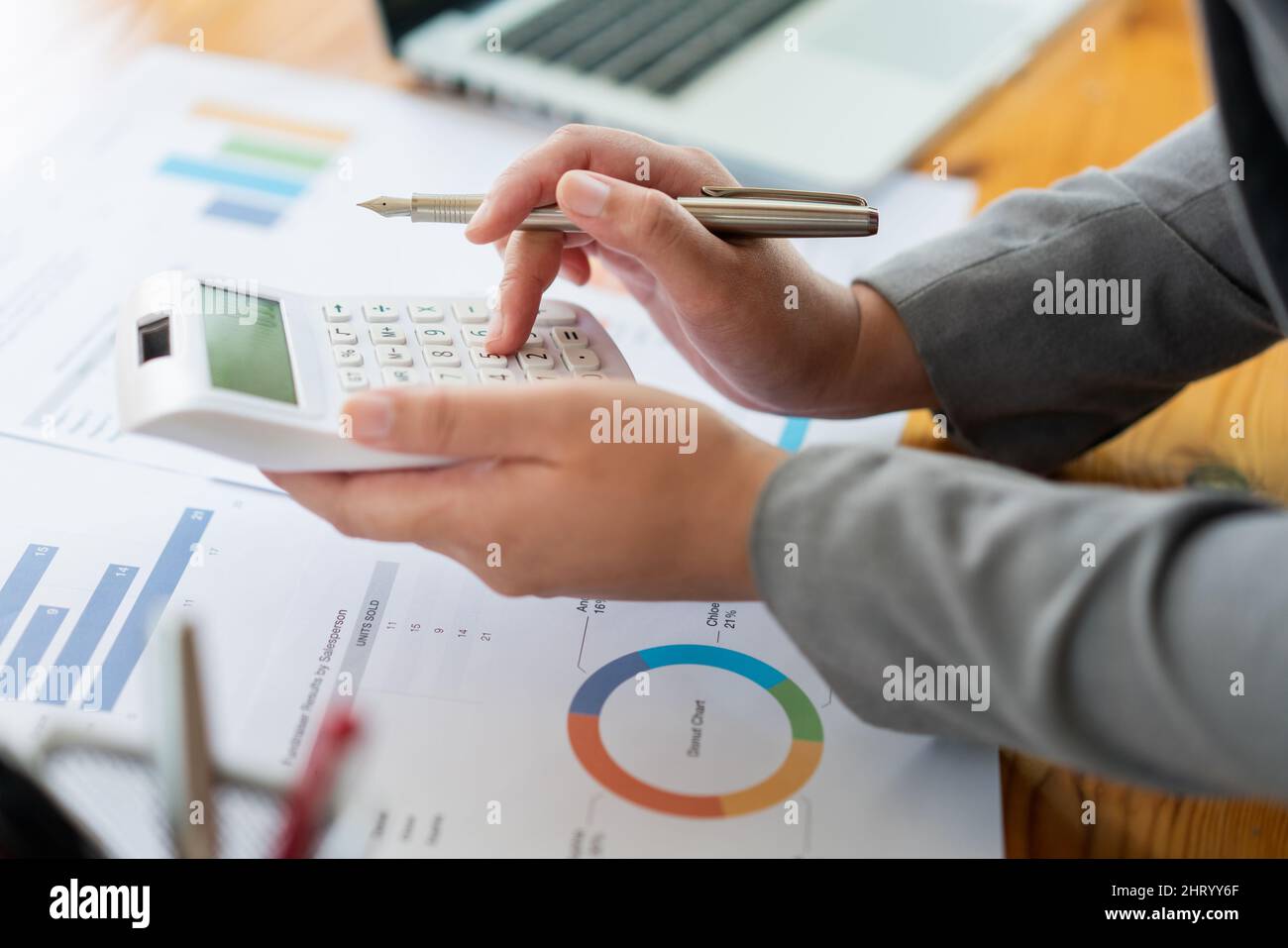 Calculating amount hi-res stock photography and images - Alamy