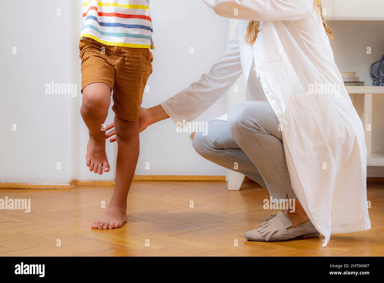 Doctor physical exam hi-res stock photography and images - Alamy