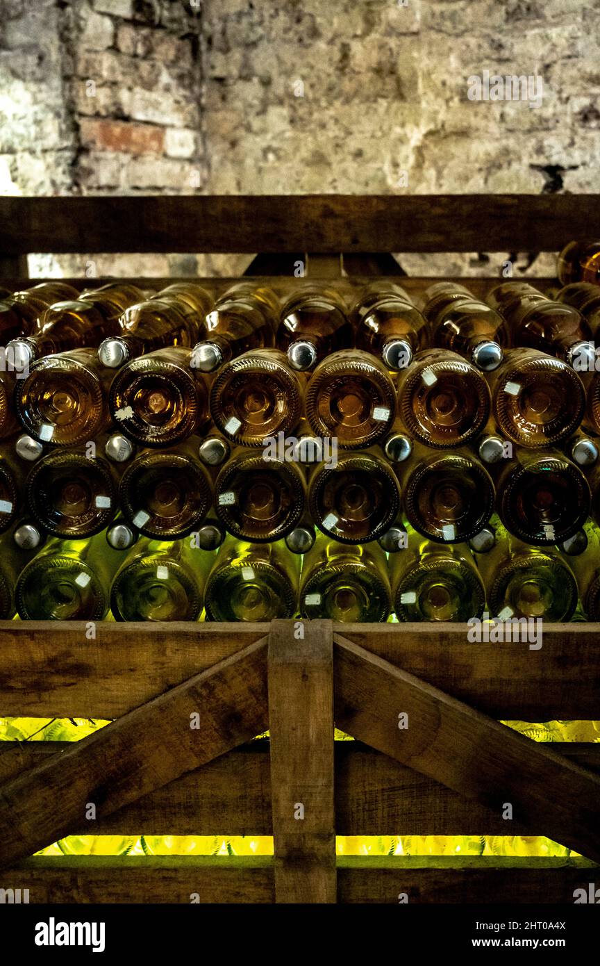 Sparkling white and rose wine production by traditional methods in ...