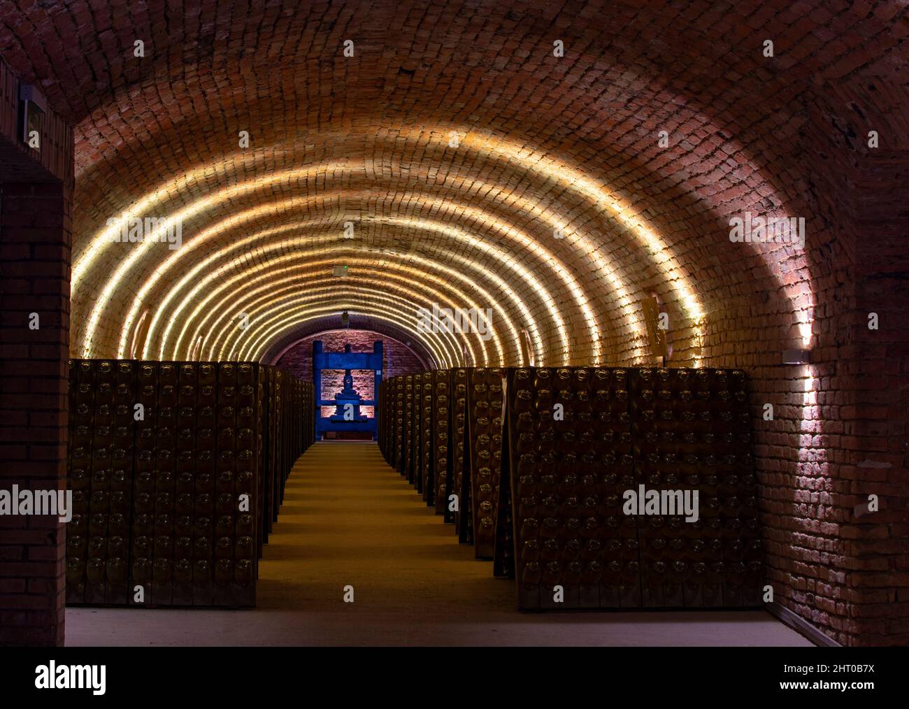 Sparkling white and rose wine production by traditional methods in ...