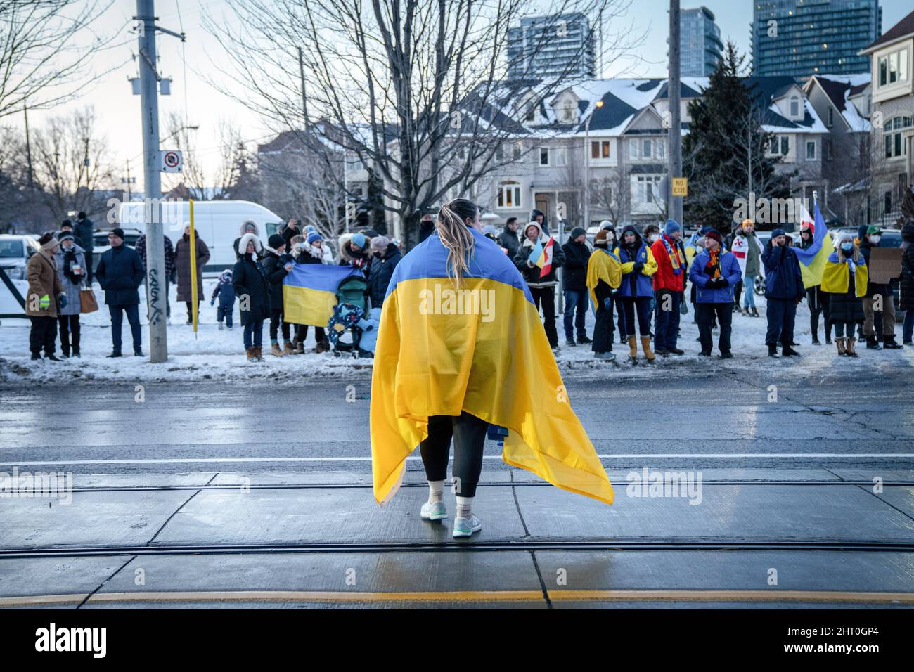 Wearing the ukrainian flag hi-res stock photography and images - Alamy