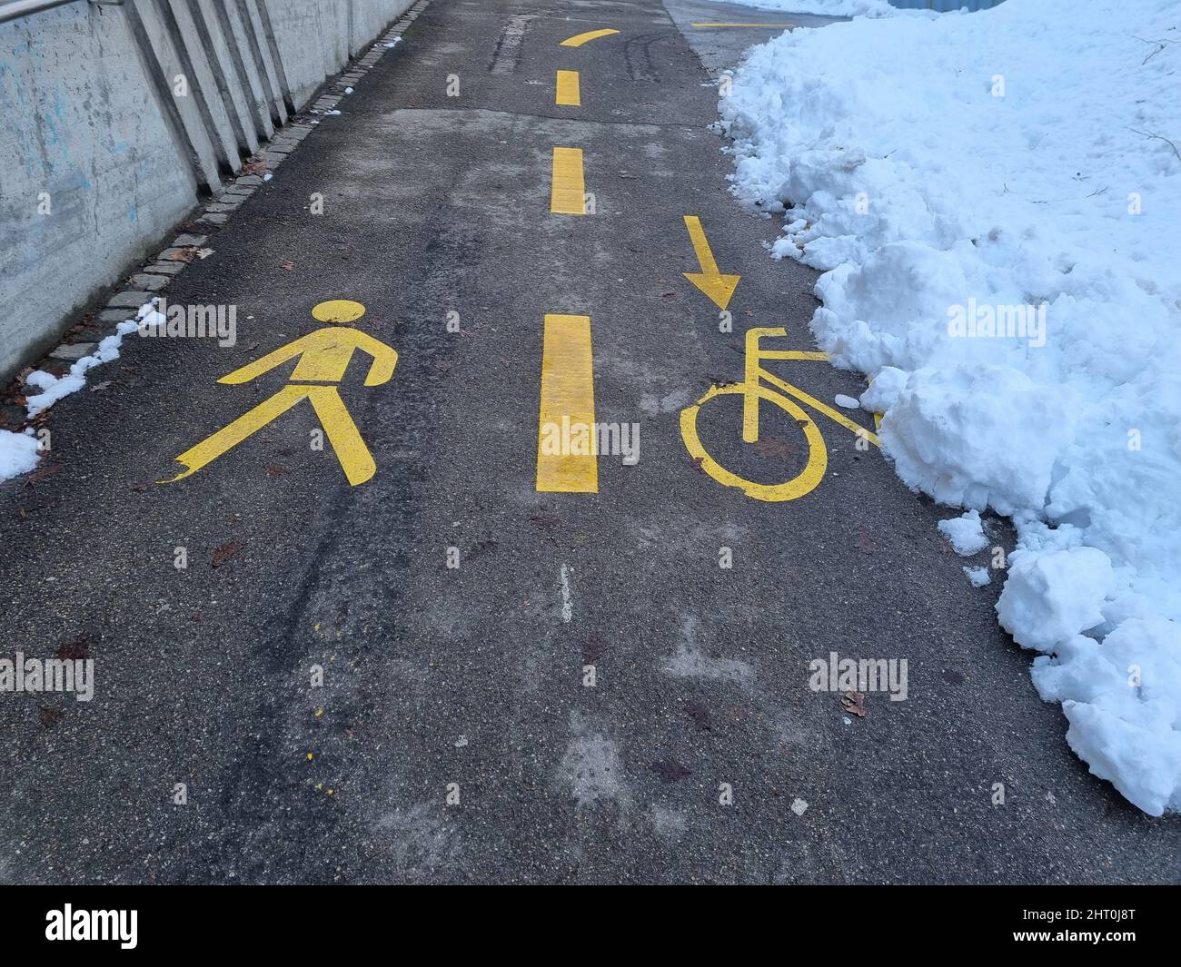 Crosswalk and bike crossing signs Stock Photo - Alamy