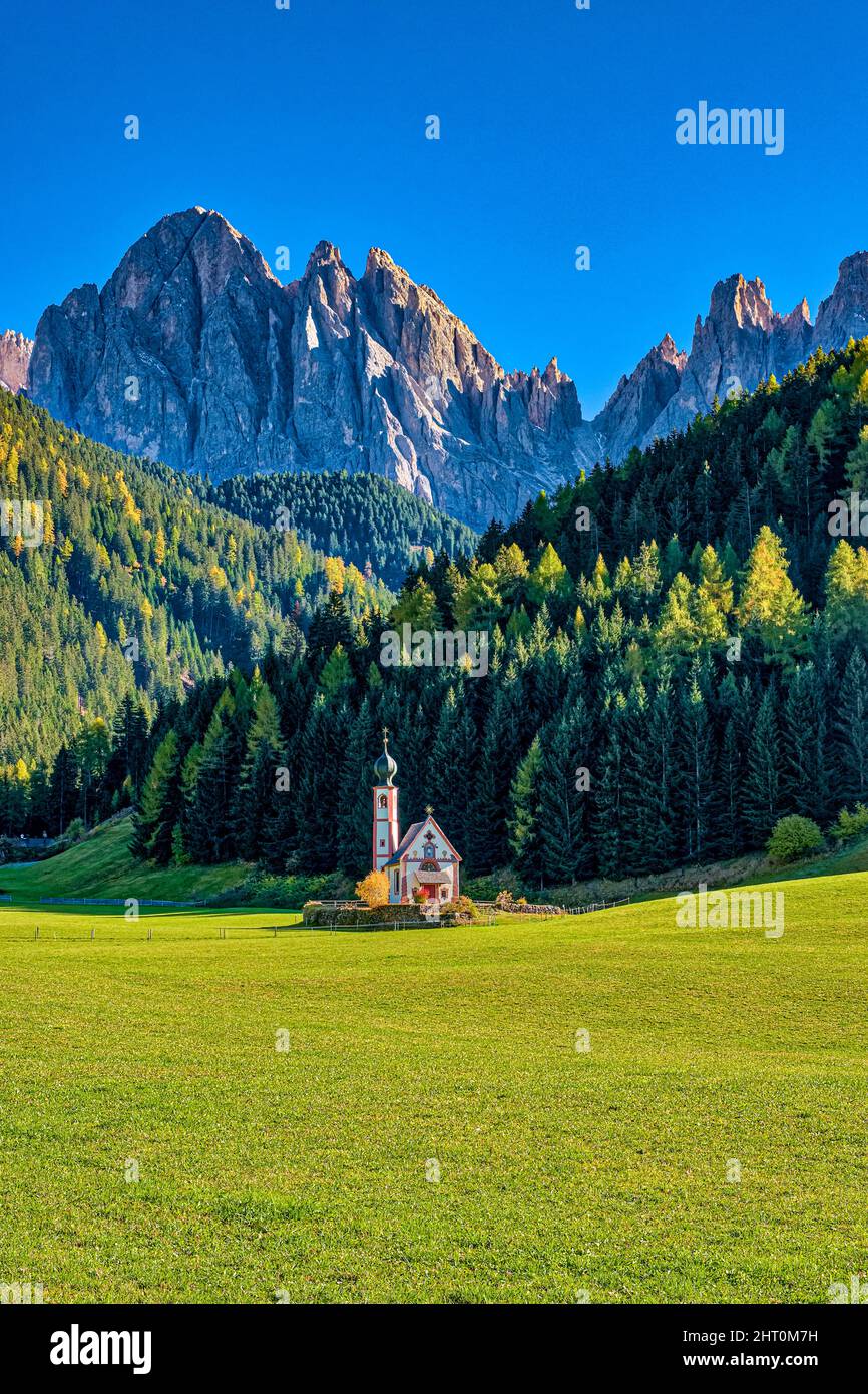 View of the chapel of St. Johann in Ranui in St. Magdalena in Villnöss ...