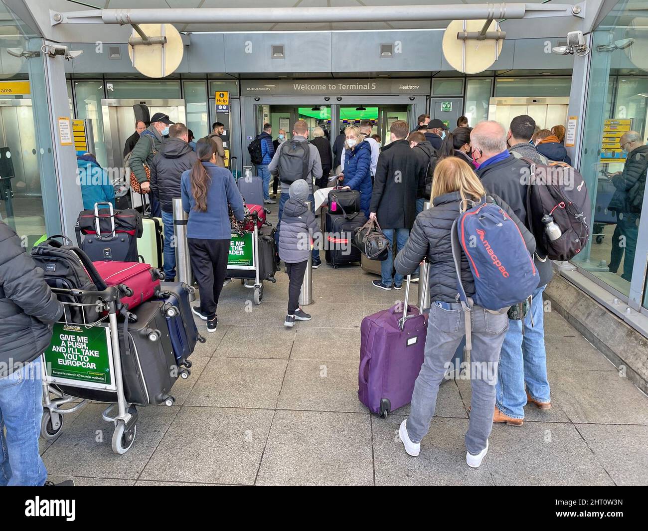 Airport queue uk 2022 hi-res stock photography and images - Alamy