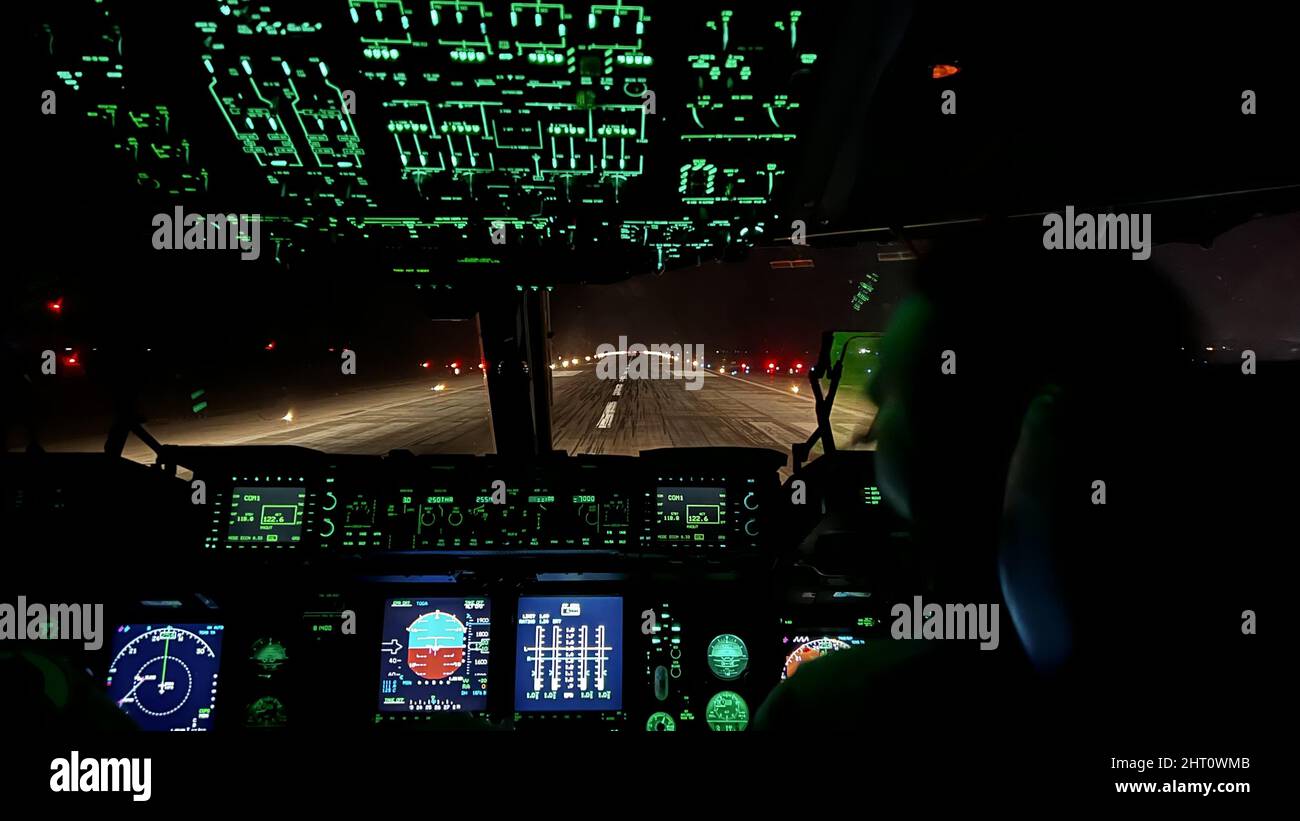Image from the cockpit of United States Air Force C-17 lining up to ...
