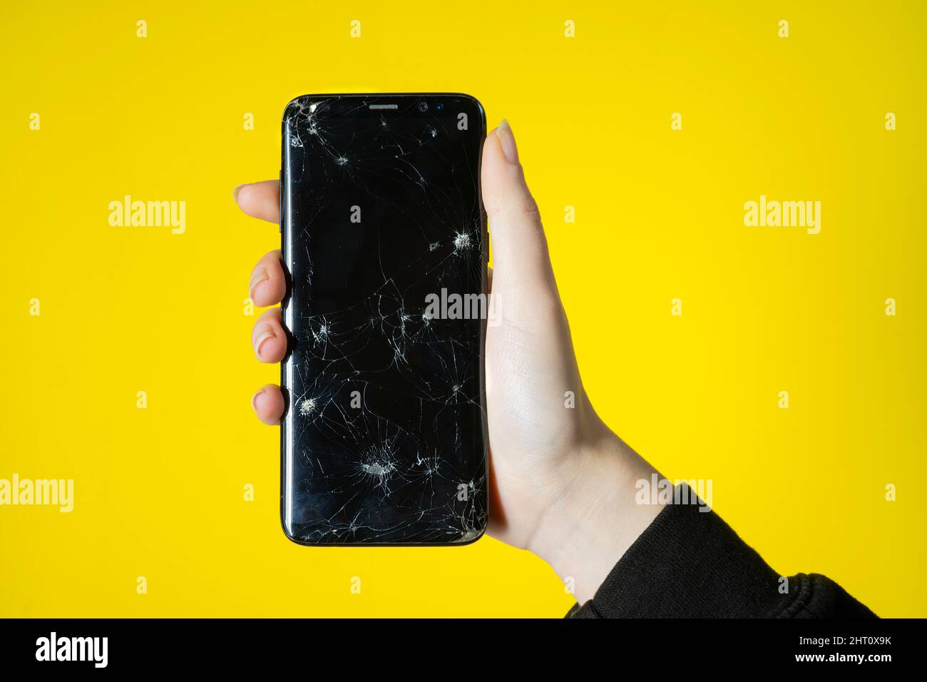 A cellphone with a broken screen in hand Stock Photo - Alamy