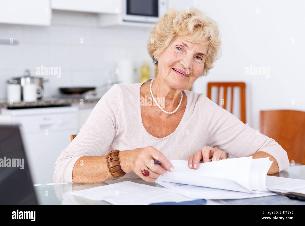 Invoices documents hi-res stock photography and images - Alamy