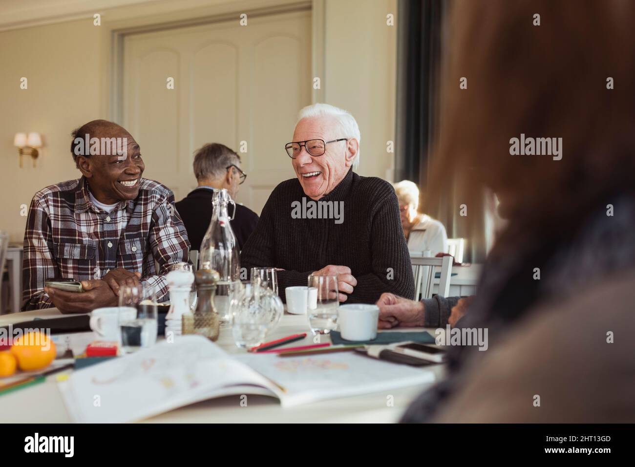 Group elderly talking friends hi-res stock photography and images - Alamy