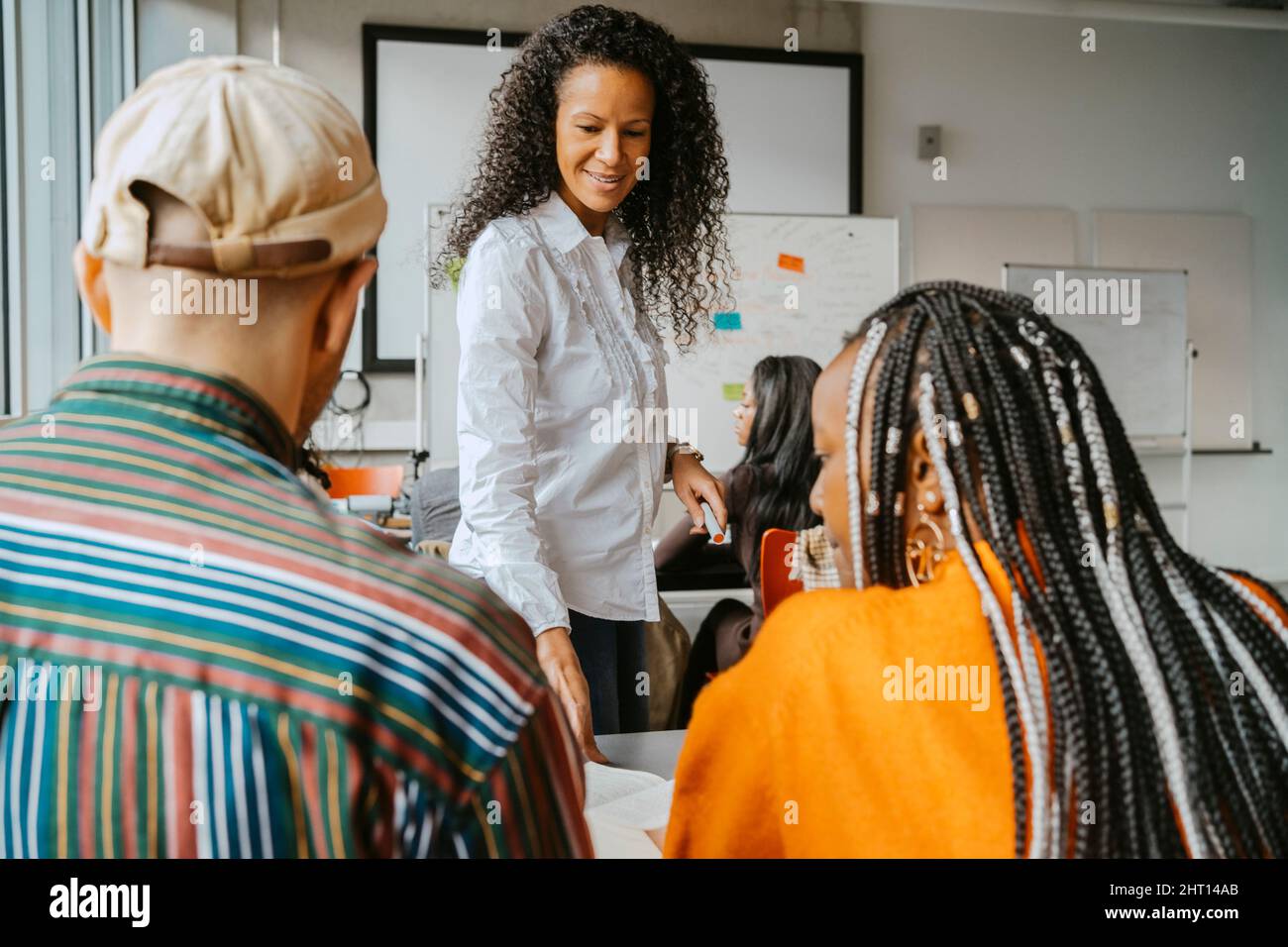 College students discussion hi-res stock photography and images - Alamy