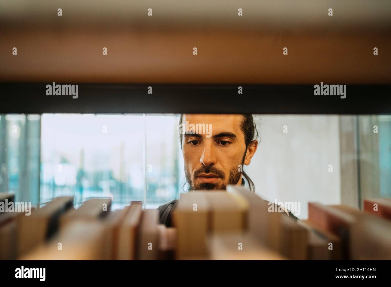 Young library hi-res stock photography and images - Alamy